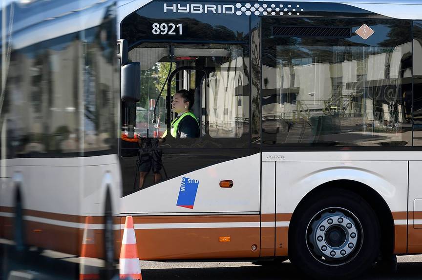 Voetganger in levensgevaar na aanrijding op Sint-Jobsplein | BRUZZ