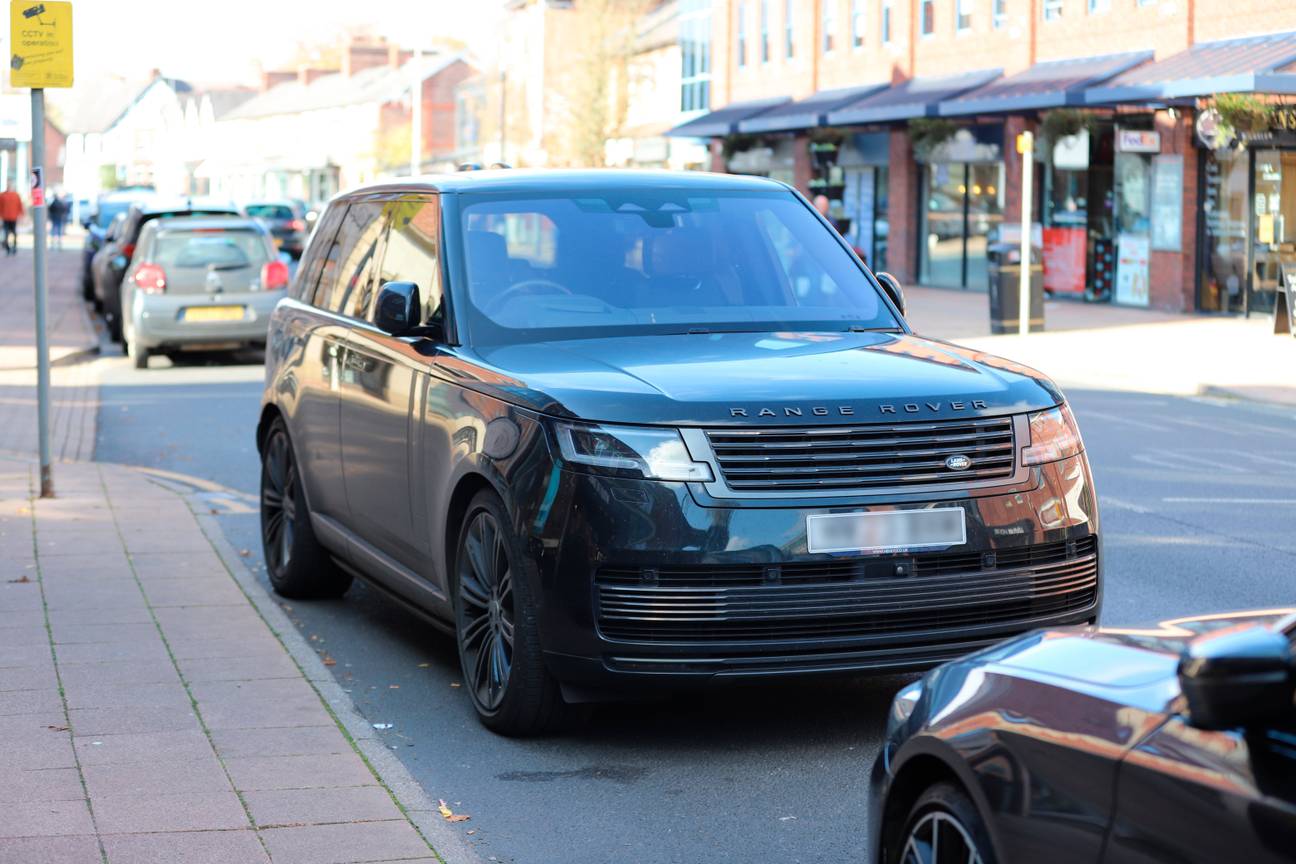Twee verdachten uit Brussel aangehouden voor diefstal van Range Rovers in Knokke-Heist | BRUZZ