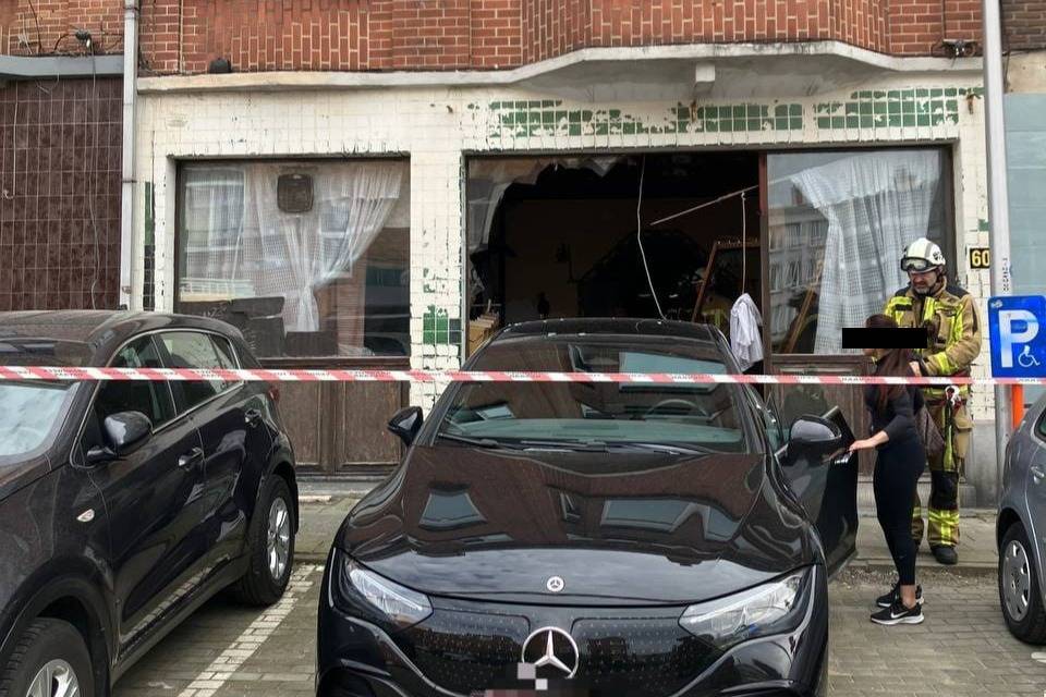 Auto rijdt bij het parkeren woning binnen in Anderlecht | BRUZZ