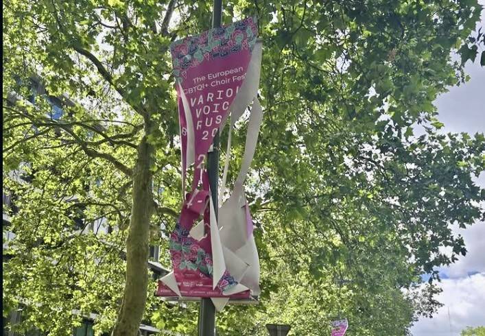 Onbekenden vernielen banners van queer-koorfestival | BRUZZ