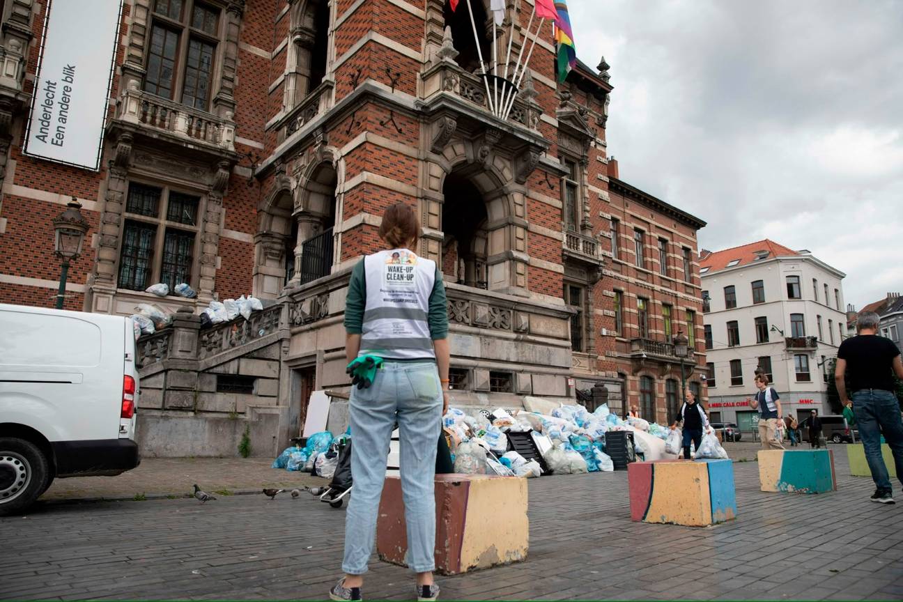 Inwoners Kuregem bouwen muur van afval rond Anderlechts gemeentehuis ...