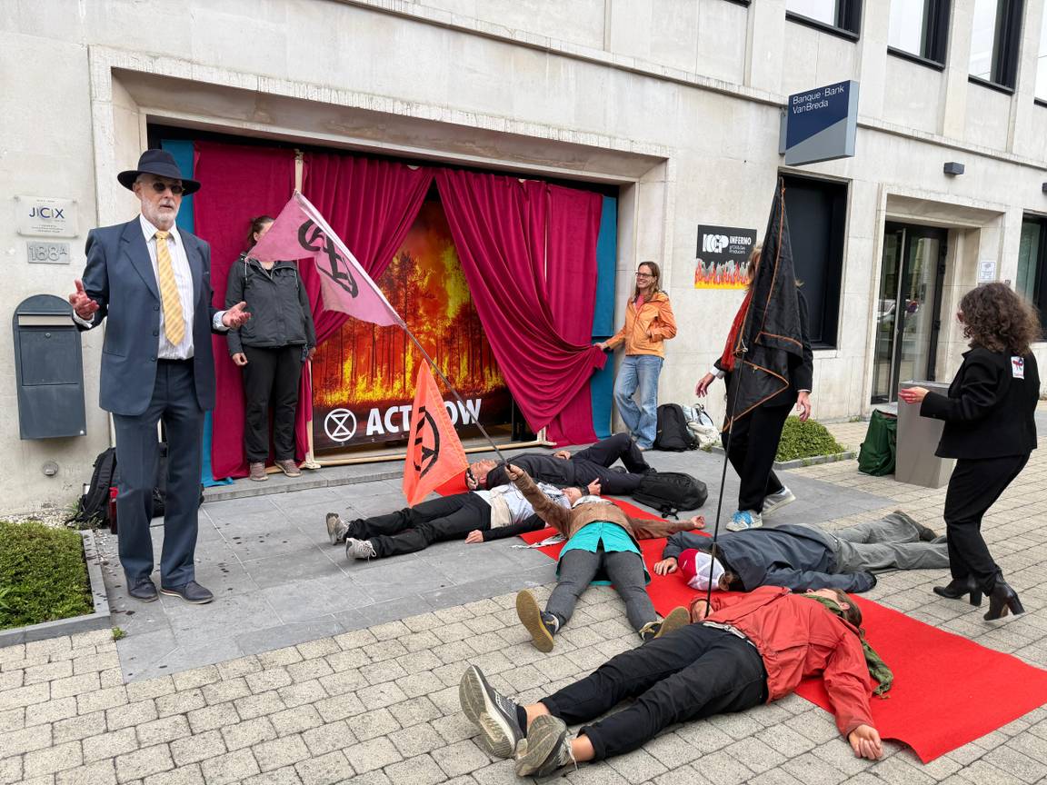 Extinction Rebellion blokkeert gebouw olie- en gaslobbygroep IOGP in ...