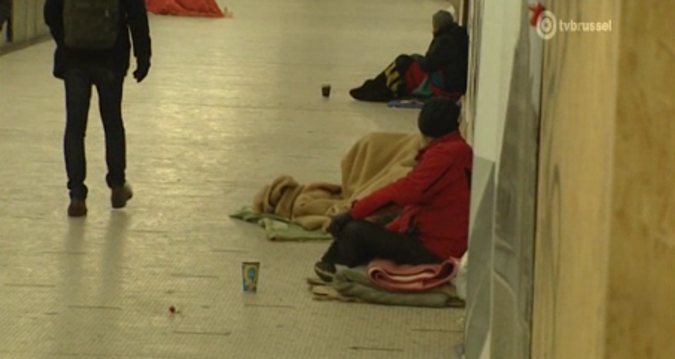 Daklozen Brussel-Centraal houden petitie voor medewerkster NMBS | BRUZZ