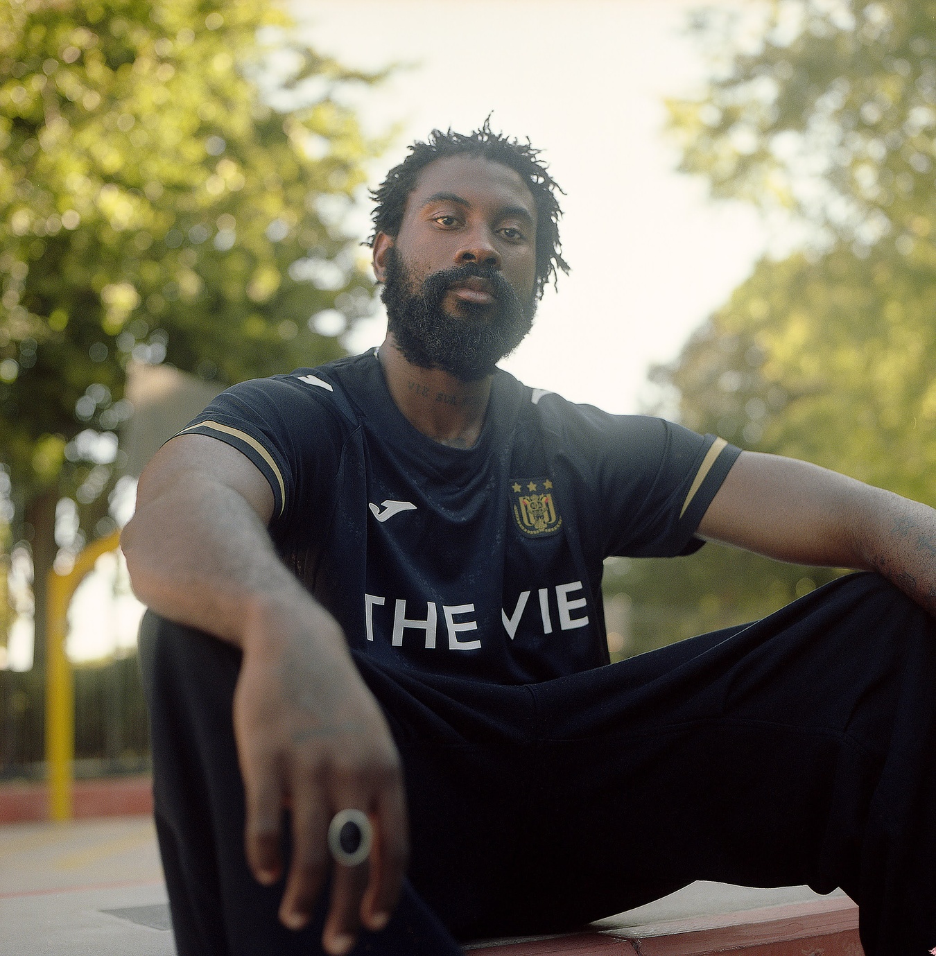 Damso ontwerpt nieuw shirt van RSC Anderlecht met ode aan Brussel | BRUZZ