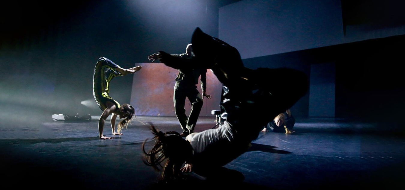 ‘Infamous offspring’ van Wim Vandekeybus: tragedie en komedie spelen ...