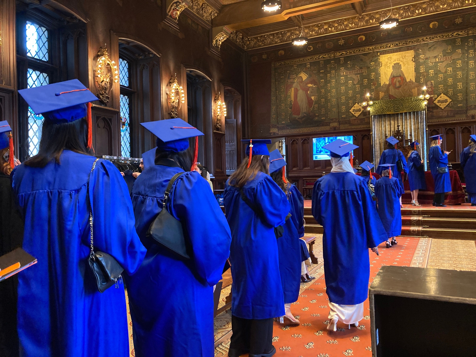 VUB-studenten krijgen diploma op de Grote Markt: 'Ambassadeurs van de ...