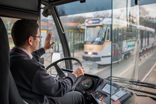 Buschauffeur verdient 2. 448,99 euro aan begin van carrière | BRUZZ