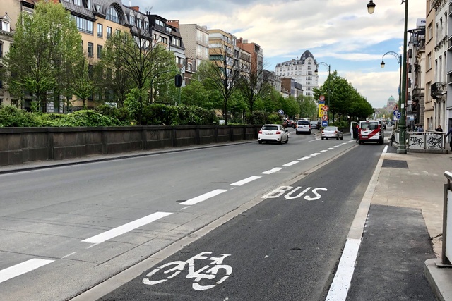 Nieuwe busstrook IJzer voor vlot verkeer tijdens tunnelsluiting | BRUZZ