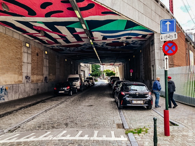 Parkeren onder bruggen niet toegestaan, toch was afgebrande bus niet in fout | BRUZZ