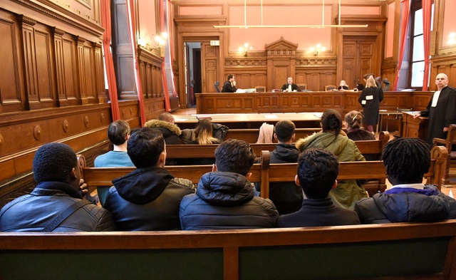 Volle zittingszaal op Brusselse rechtbank schokt advocaten | BRUZZ
