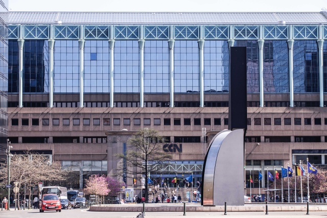 Sloop Van Ccn Gebouw Nadert Bruzz