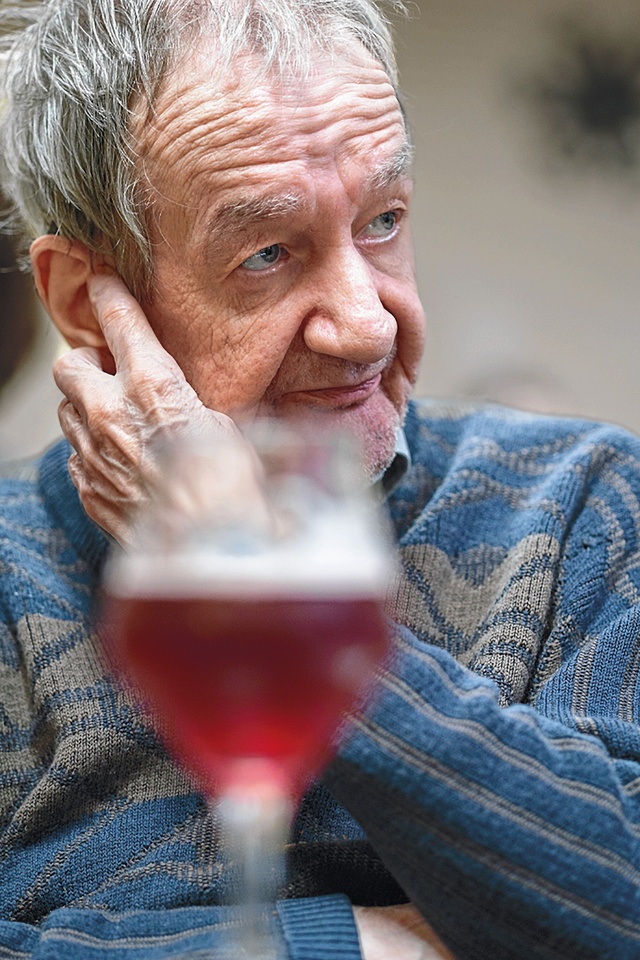 Collega’s eren dichter en columnist Freddi Smekens in bloemlezing | BRUZZ