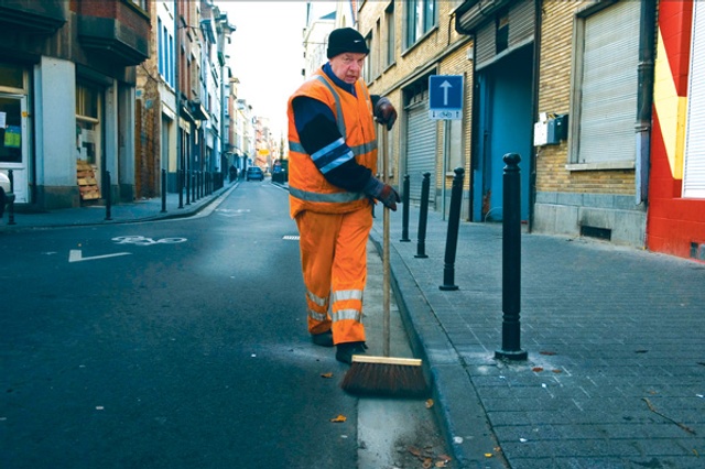 Molenbeek neemt flyerende straatveger opnieuw in dienst | BRUZZ