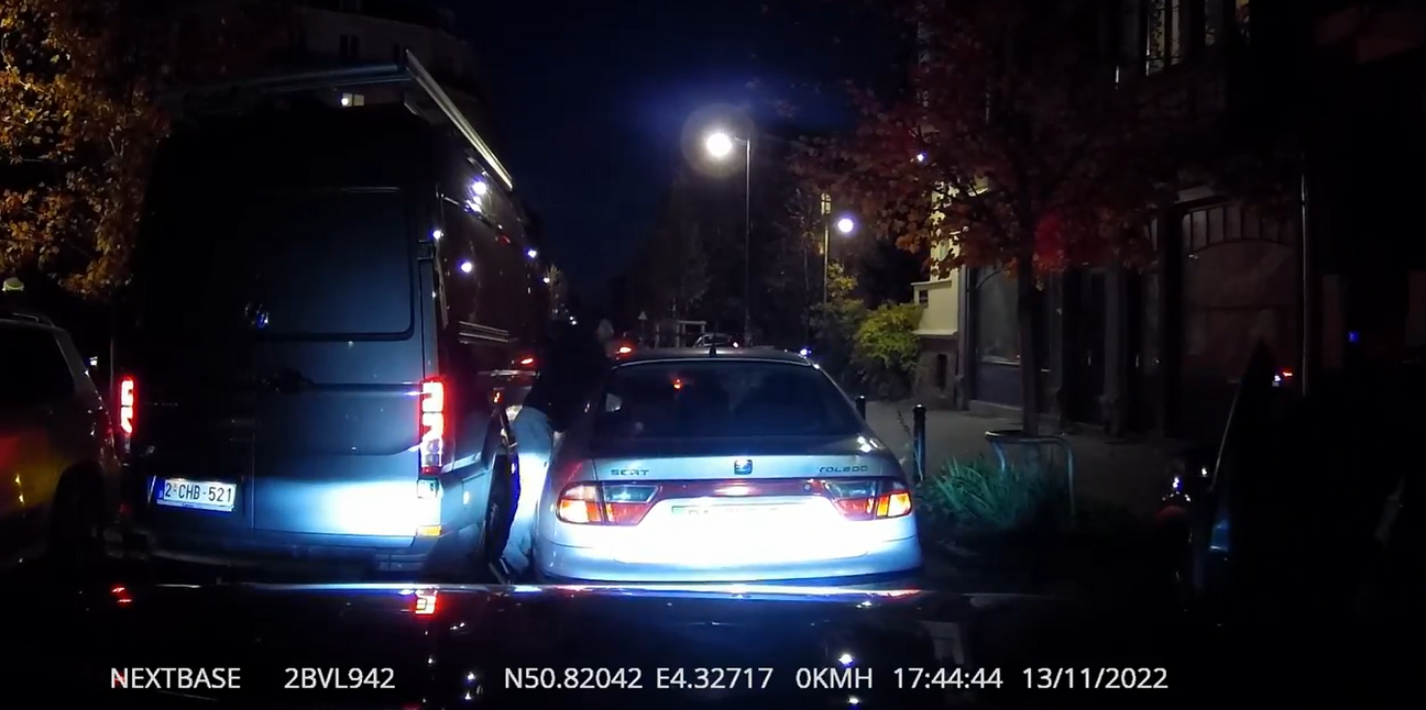 Dashcam filmt ernstig geval van verkeersagressie in Vorst | BRUZZ Dashcam filmt ernstig geval van verkeersagressie in Vorst | BRUZZ