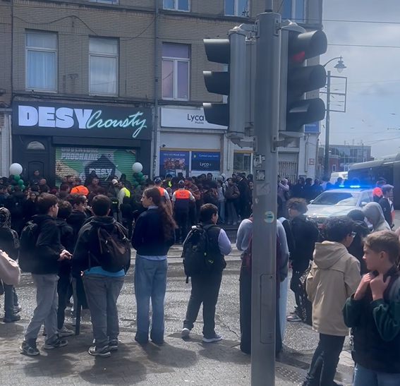 Stormloop op nieuwe fastfoodkeet in Molenbeek loopt uit de hand, agent ...