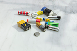 Verschillende soorten batterijen mengen: doen of niet? | BRUZZ