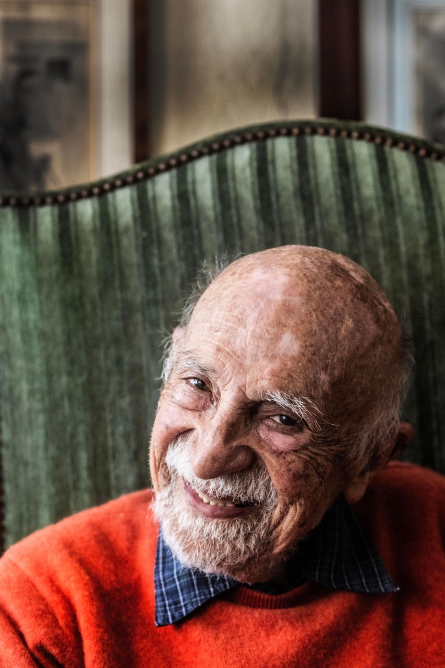 Holocaust-overlever Simon Gronowski speelt piano voor de vrede ...