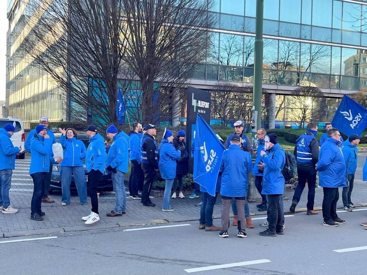 Politievakbond voert actie tegen besparingen: 'Politie is jarenlang mismeesterd' | BRUZZ