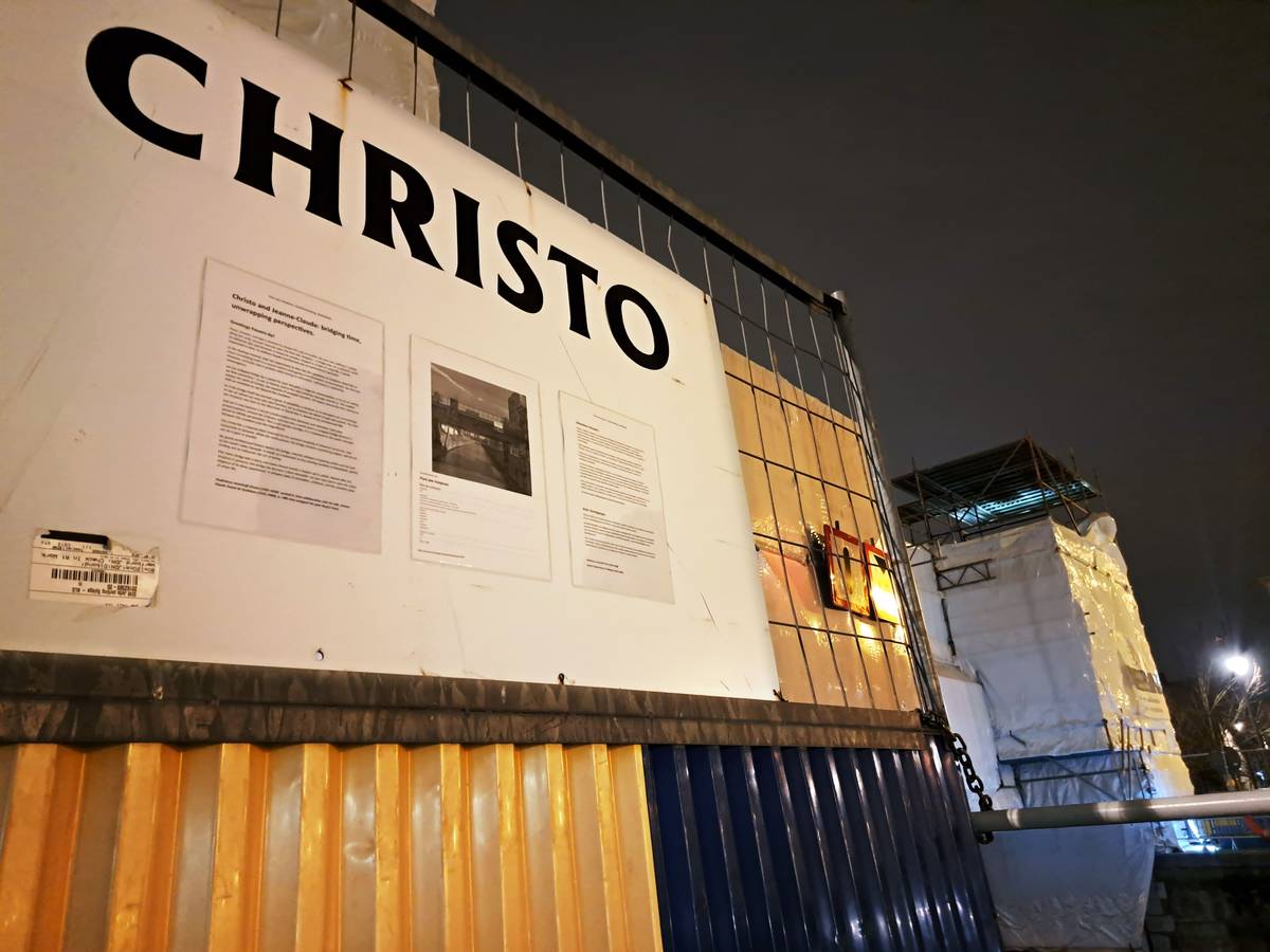 Christo in Molenbeek: onbekende maakt museumstuk van verpakte brug | BRUZZ