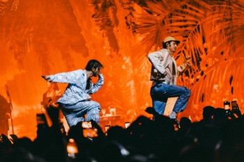 Roméo Elvis en Oscar and the Wolf houden een tricolore feestje in de AB ...