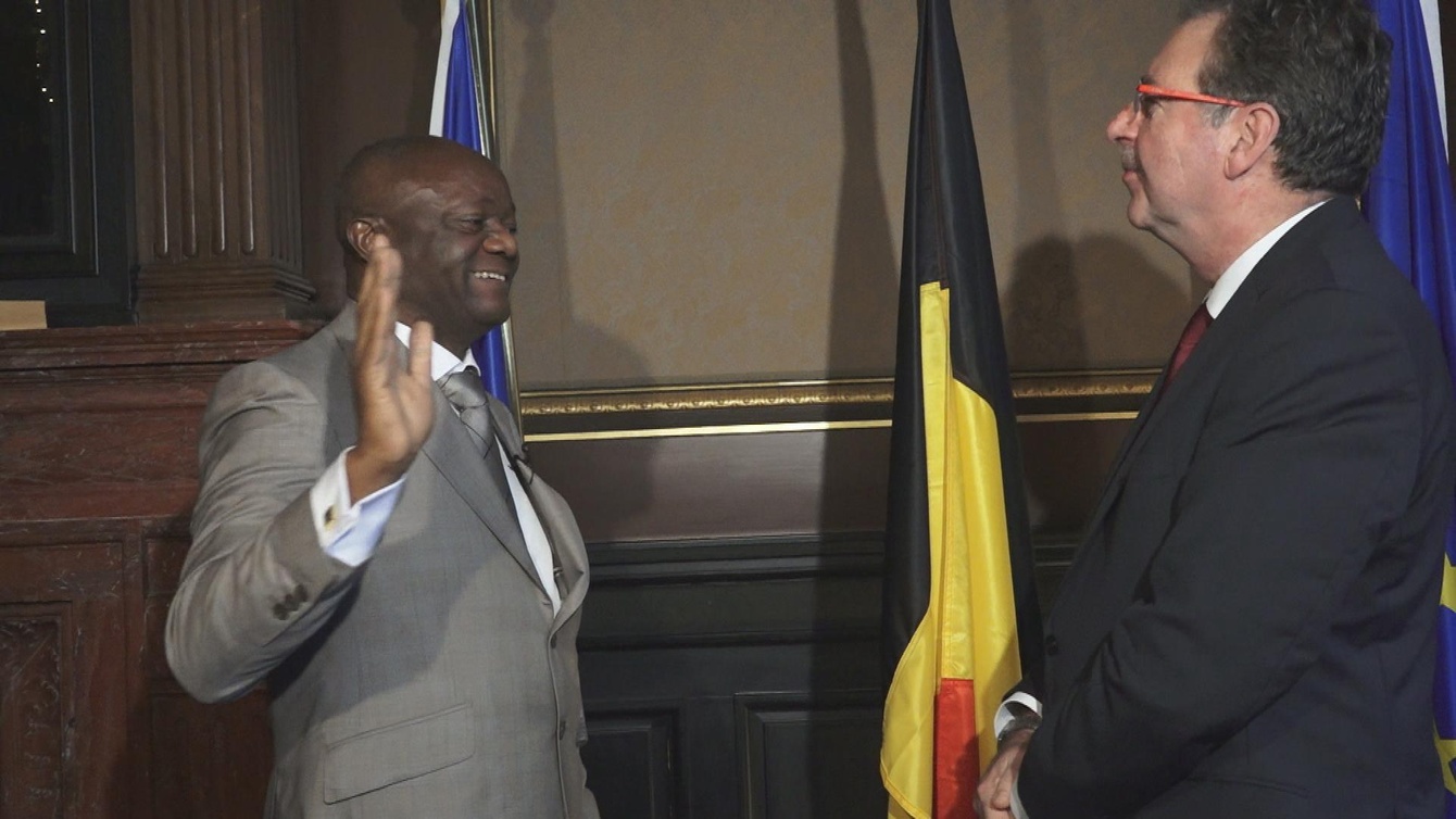 Pierre Kompany, eerste zwarte burgemeester in België, legt eed af | BRUZZ