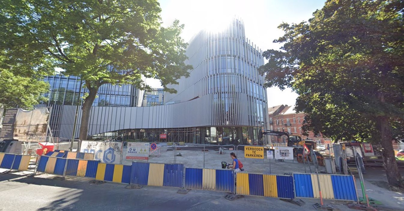 Voorplein gemeentehuis Etterbeek wordt vernoemd naar Mahsa Amini | BRUZZ