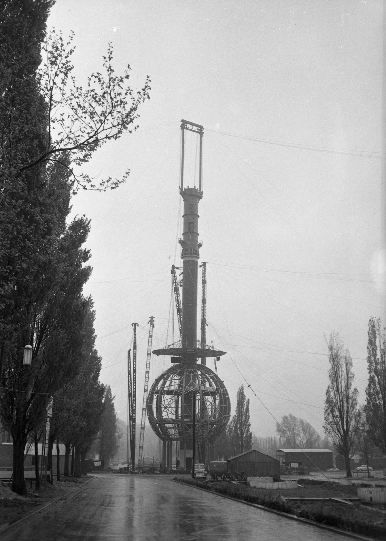 JOUW VRAAG. Hoe werd het Atomium gebouwd? | BRUZZ