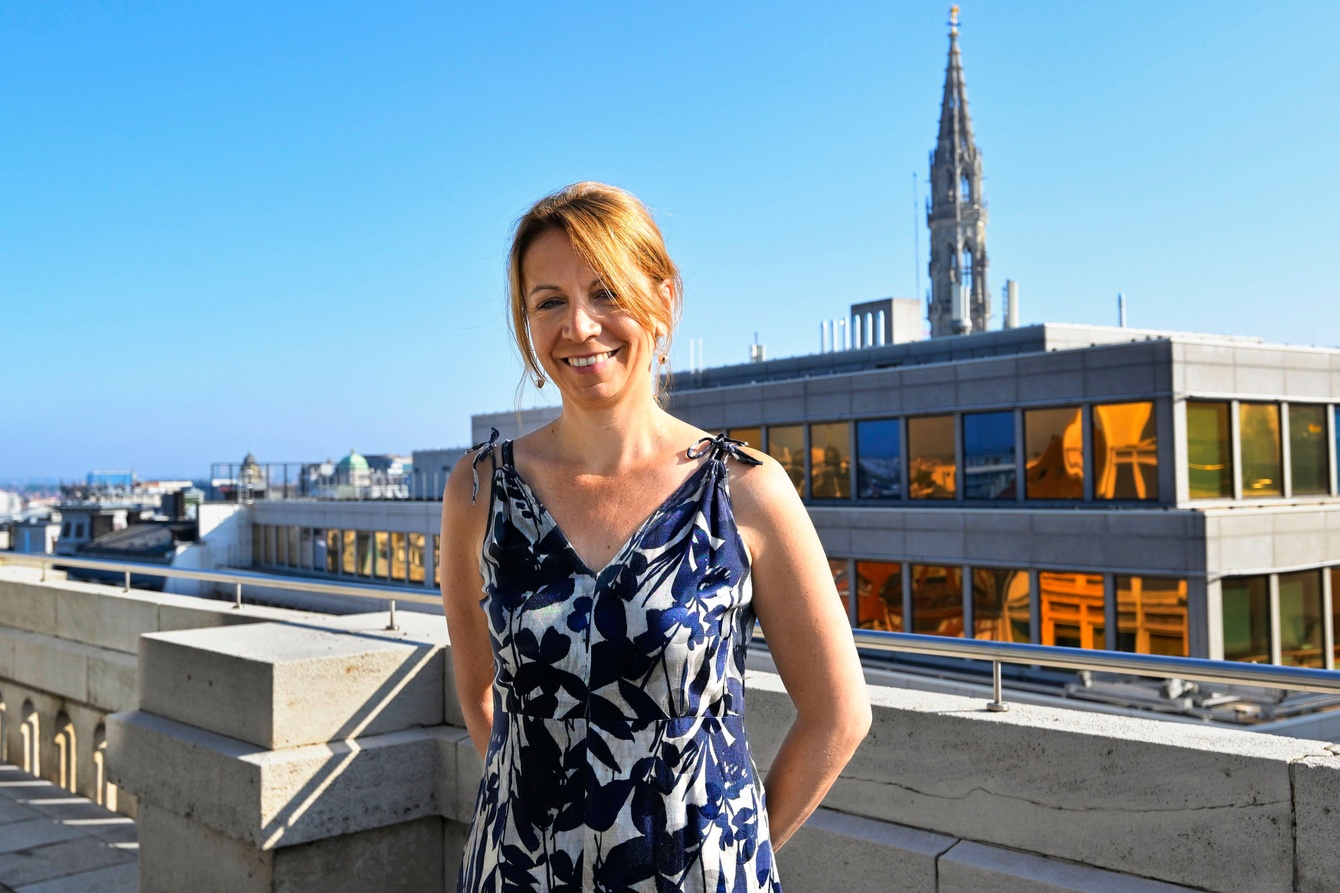 Ans Persoons legt de eed af als Brussels staatssecretaris, Smet wordt ...