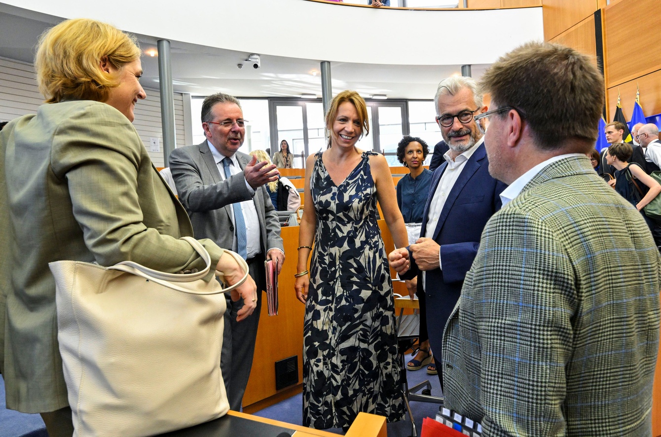 Ans Persoons legt de eed af als Brussels staatssecretaris, Smet wordt ...