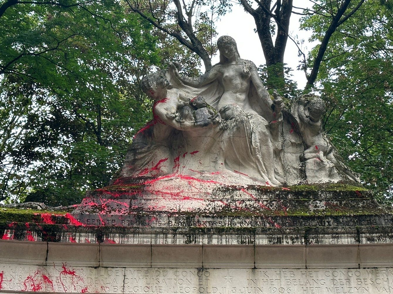 Monument voor Belgische pioniers in Congo beklad met rode verf | BRUZZ