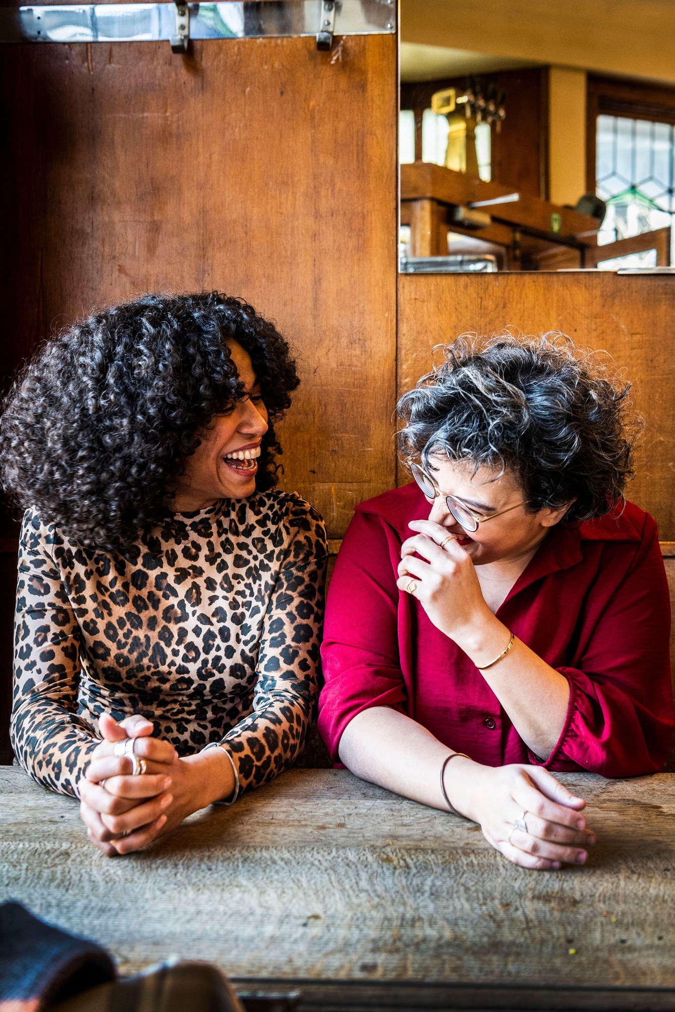 Dena Vahdani en Eva Kamanda: 'Opgroeien in dezelfde stad geeft een klik ...