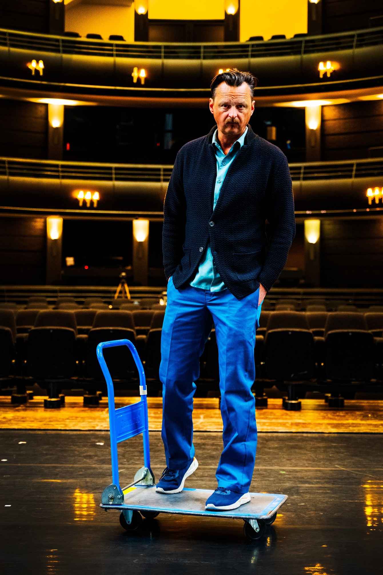 Michael De Cock (KVS) in de coulissen met Paris Hilton | BRUZZ