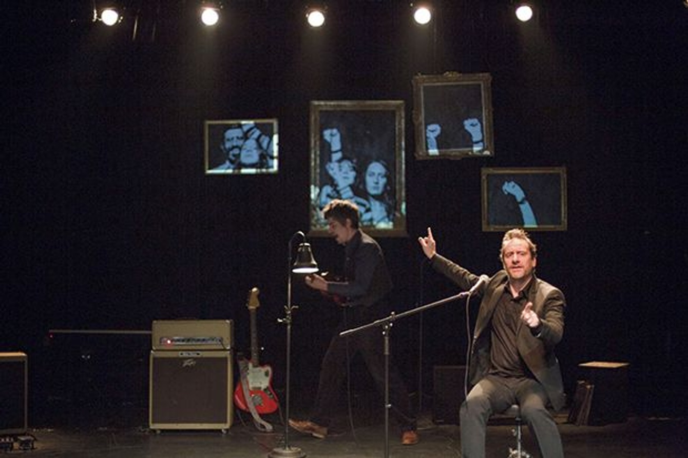 Riton Liebman: Portrait au poing levé | BRUZZ