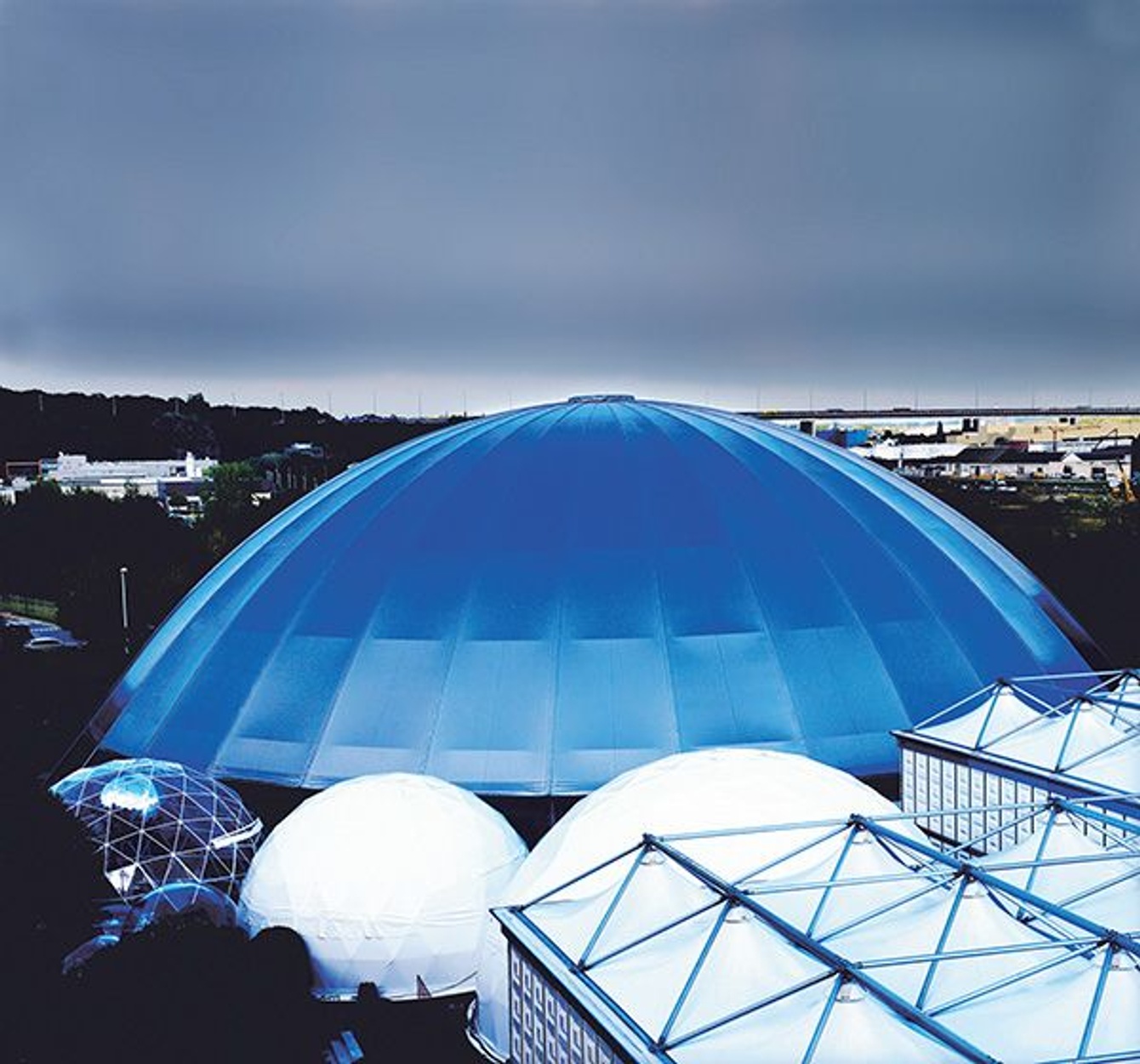 Gezien: Grootste koepel ter wereld aan kanaal | BRUZZ