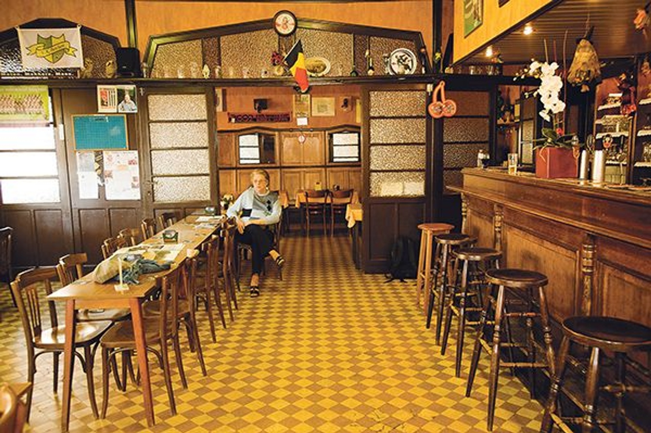 Uitbaatster tweede oudste café van Berchem stopt na 31 jaar | BRUZZ