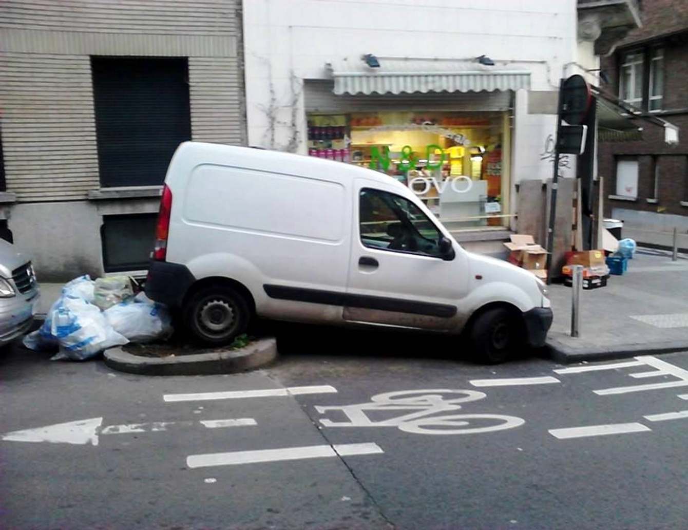 Tot 350 euro GAS-boete voor fout parkeren in Schaarbeek | BRUZZ