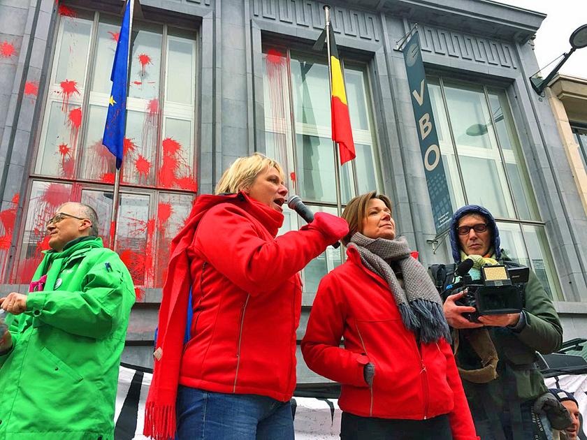 Vakbonden besmeuren gevel van VBO in Brussel | BRUZZ