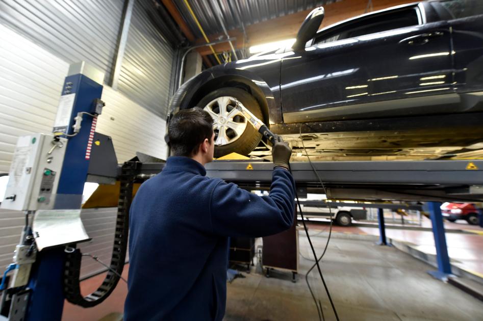 Ook Brusselaars vinden de weg naar drukke Vlaamse autokeuring | BRUZZ