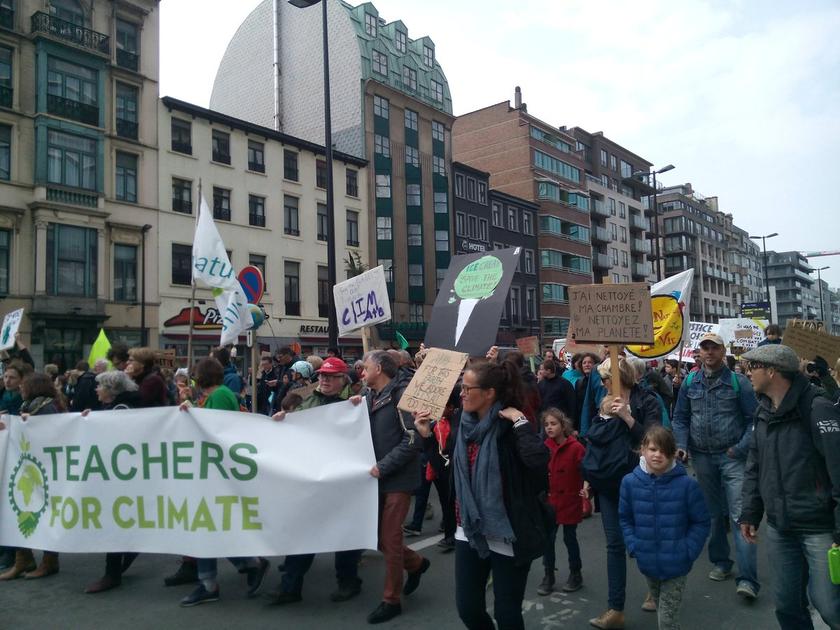 8.000 klimaatbetogers, 70 gele hesjes gearresteerd | BRUZZ 8.000 klimaatbetogers, 70 gele hesjes gearresteerd | BRUZZ