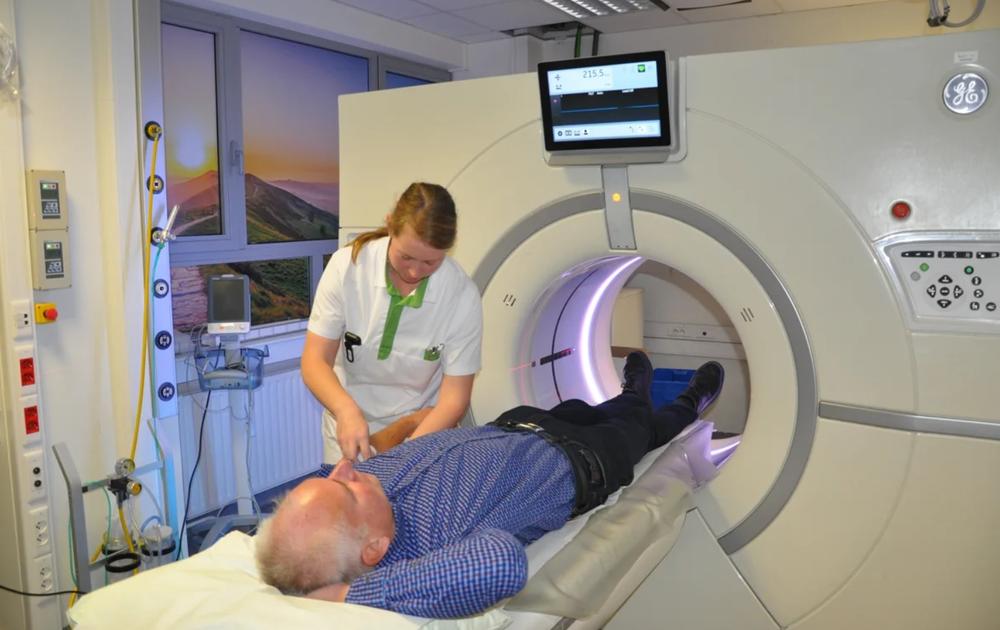 Nieuwe CT-scanner op UZ Brussel: scherper beeld, minder straling | BRUZZ