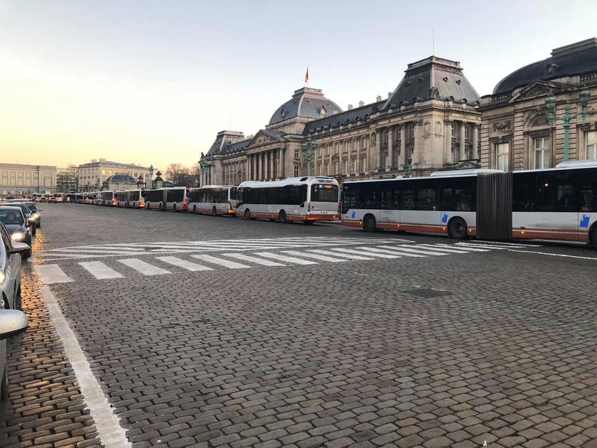 Gezien: tiental MIVB-bussen in de file door werken | BRUZZ