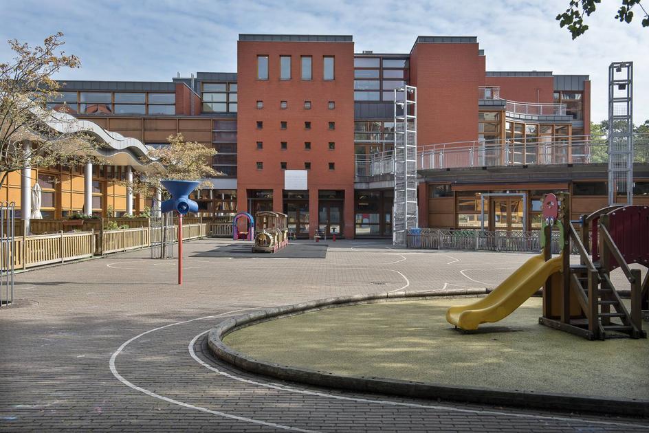 Europese school sluit de deuren na coronabesmetting bij ouder | BRUZZ