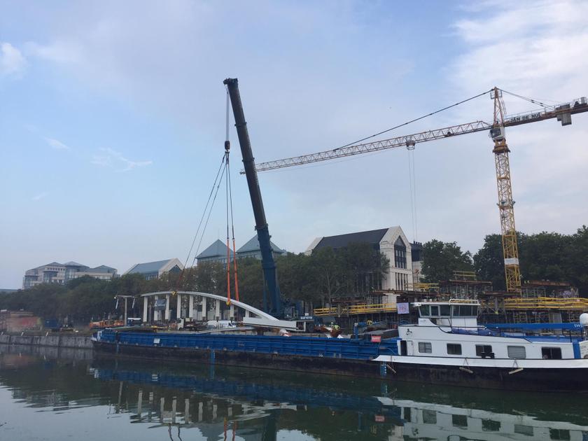 Gezien: stalen gewelf Suzan Danielbrug vaart Brussel binnen | BRUZZ