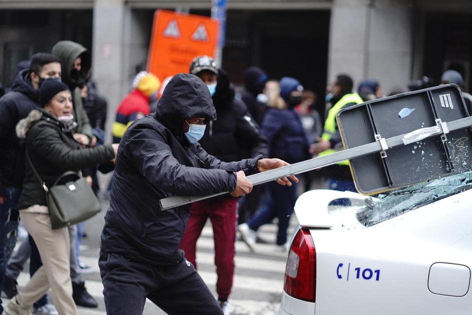 Vijf mensen veroordeeld voor geweld tegen politie | BRUZZ