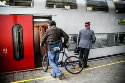 NMBS breekt stoelen uit om fiets meer plaats te geven op trein | BRUZZ