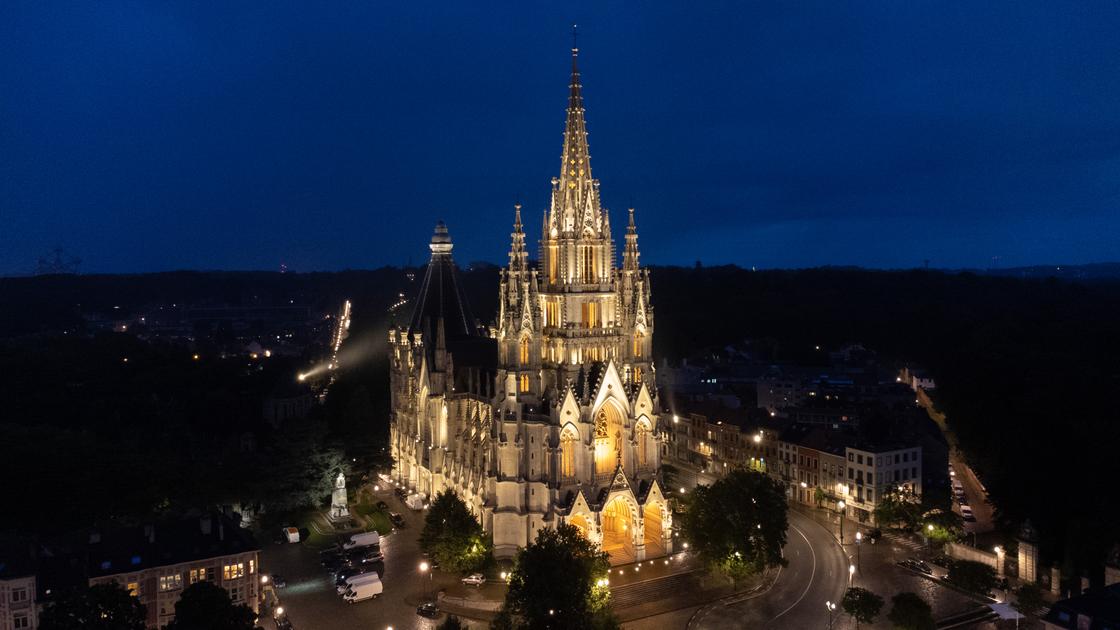 Kerk van Laken voortaan verlicht met 350 spots | BRUZZ