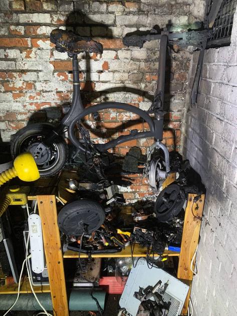 Kortsluiting batterij elektrische fiets veroorzaakt kelderbrand | BRUZZ Kortsluiting batterij elektrische fiets veroorzaakt kelderbrand | BRUZZ