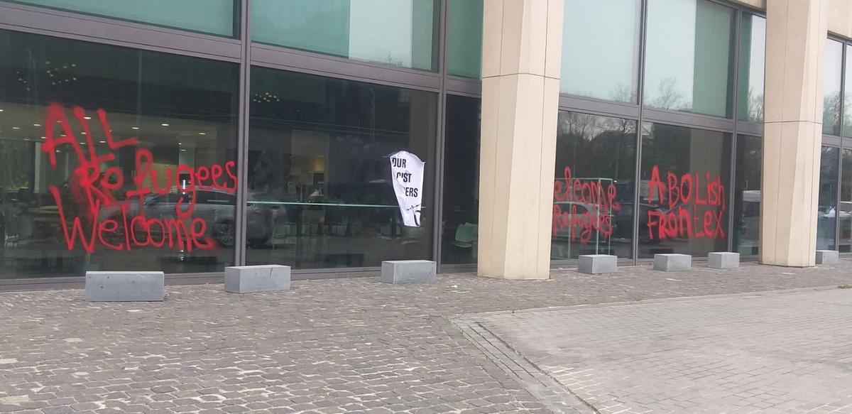 Sammy Mahdi reageert op graffiti: 'Wie open grenzen wil, moet onbewoond ...