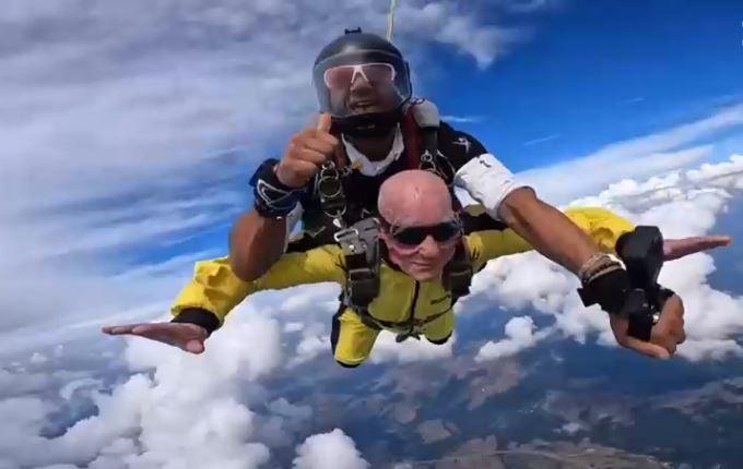 Jazzmuzikant Jean Berry breekt record met parachutesprong op 101-jarige ...