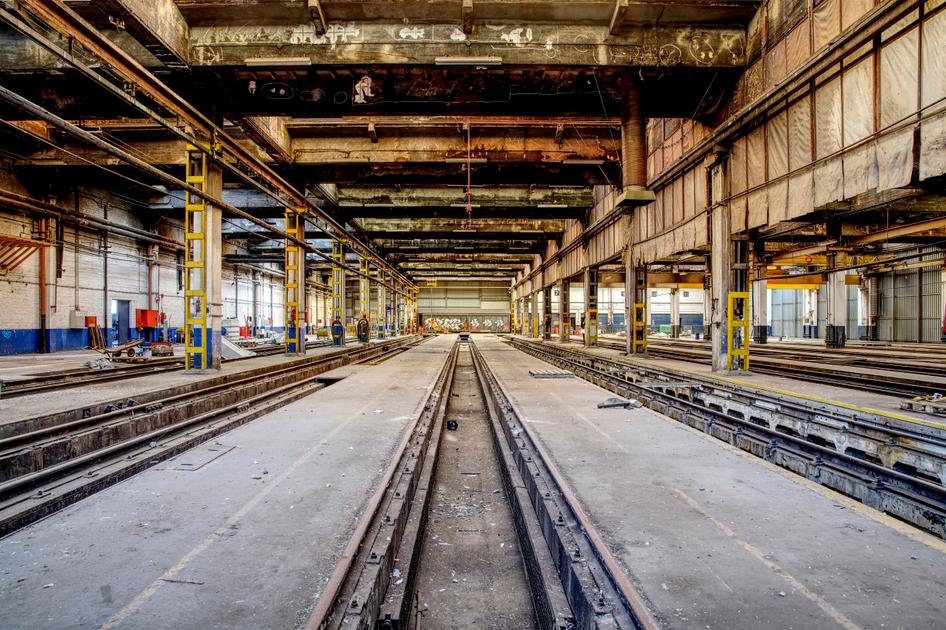 Bouwmachine rijdt in op stakingspost in Schaarbeek | BRUZZ